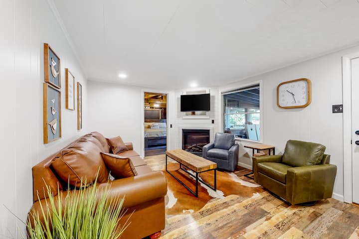 Charming Mtn View Cabin, Sleeps 8, Spacious Deck - Townsend, TN