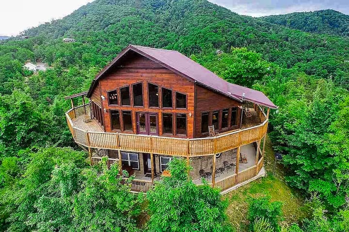 Luxury Cabin W/ Hot Tub, Two-tier Deck, Panoramic - Townsend, TN