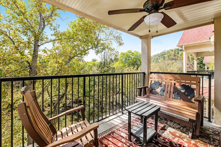 Dreamy Condo Near Downtown, Sleeps 6・creek Views - Sevierville, TN