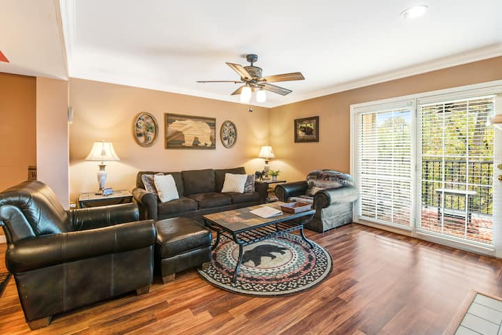 Riverside Family Getaway・creek Views・hot Tub・pool - Sevierville, TN