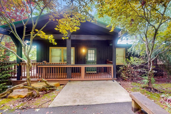 Douglas Haus | Dandridge Tn Lakefront Cabin - Dandridge, TN