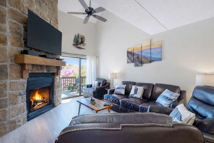 Newly Renovated Condo, Sleeps 7, Arcade, Shared Po - Gatlinburg, TN
