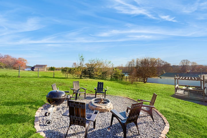 Peaceful Farmhouse, Sleeps 6, Fire Pit, Grill - Sevierville