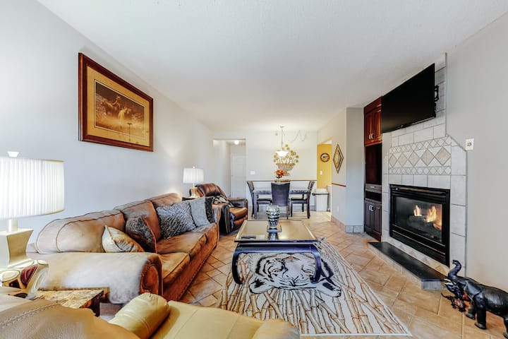 Cozy Riverfront Downtown Condo, Sleeps 6, Balcony - Pigeon Forge, TN