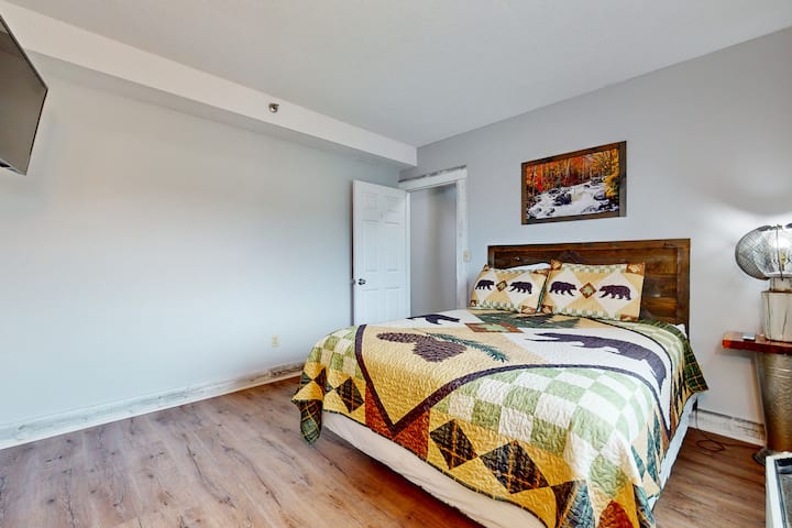 River Place Condo, Sleeps 6・mtn River View Balcony - Pigeon Forge, TN