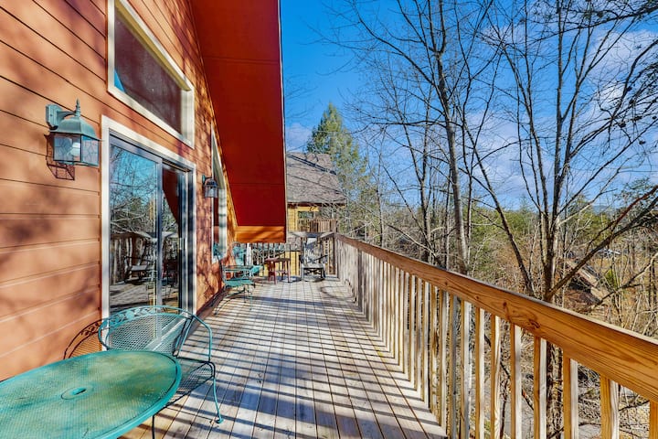 Resort Cabin, Sleeps 10・hot Tub・pool Table・deck - Pigeon Forge, TN