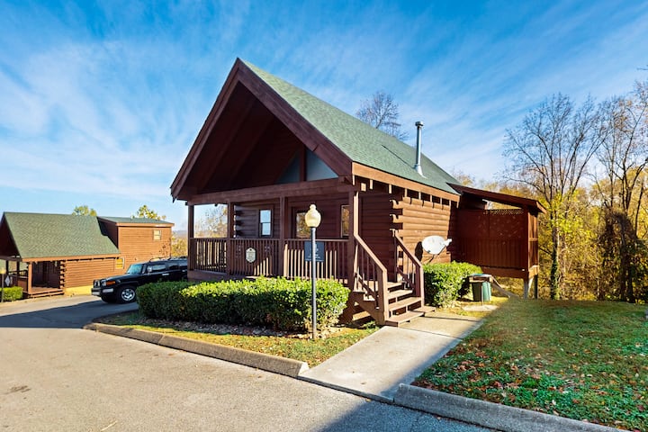 Log Cabin, For 6, Hot Tub, Pool Access, Near Parkw - Pigeon Forge