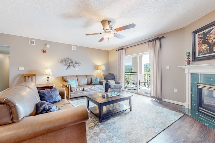 Mtn View Condo, Sleeps 8, Pool W Lazy River, Hot T - Pigeon Forge, TN