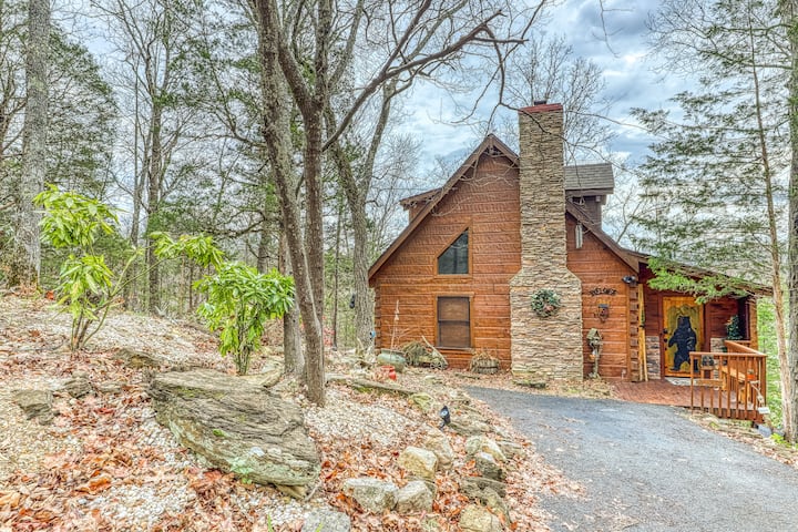 Cozy Cabin W Wooded View, Sleeps 6・near Downtown - Sevierville, TN