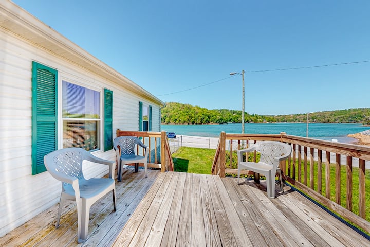 Riverfront Stay, Sleeps 6・deck・firepit・water View - Norris Dam State Park, Rocky Top