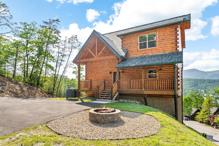 Luxe Cabin, Sleeps 14・pool・hot Tub・theater Room - United States