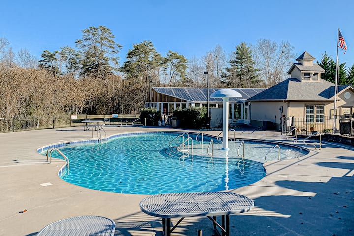 Mountain Views, Pools And Hot Tub, Walk To Parkway - 피전 포지