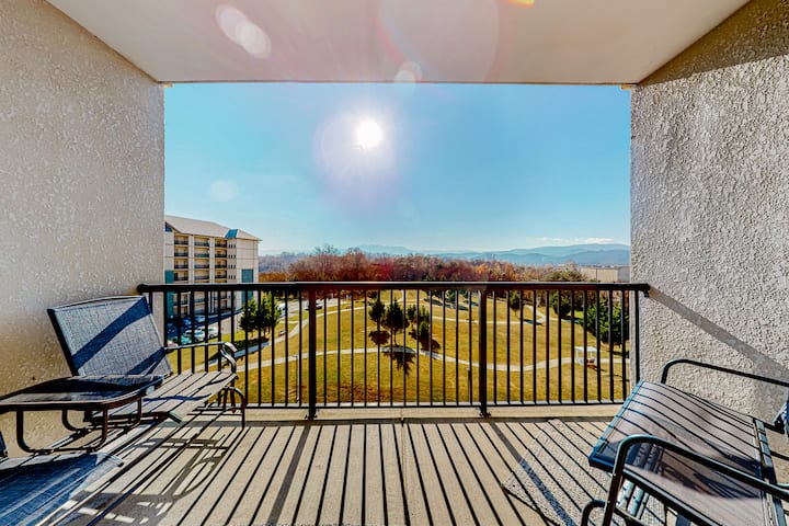 Charming Mtn View Condo, Sleeps 6・2 Pools・hot Tub - Pigeon Forge, TN