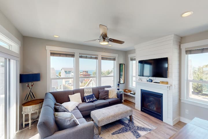 Ocean-view Home W/ Hot Tub & Balcony - Depoe Bay, OR