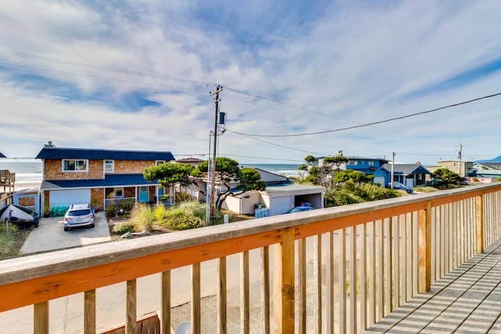 Ocean View Home W/ Rec Room & Hot Tub - Rockaway Beach, OR