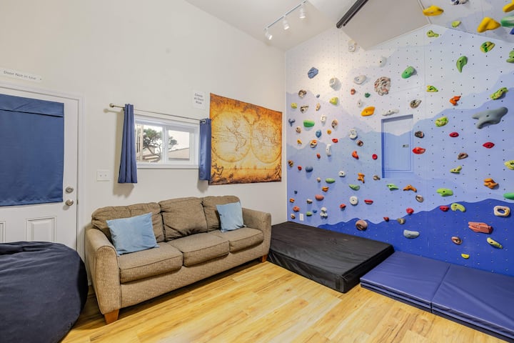 Ocean View Home W/ Rec Room & Hot Tub - Oregon