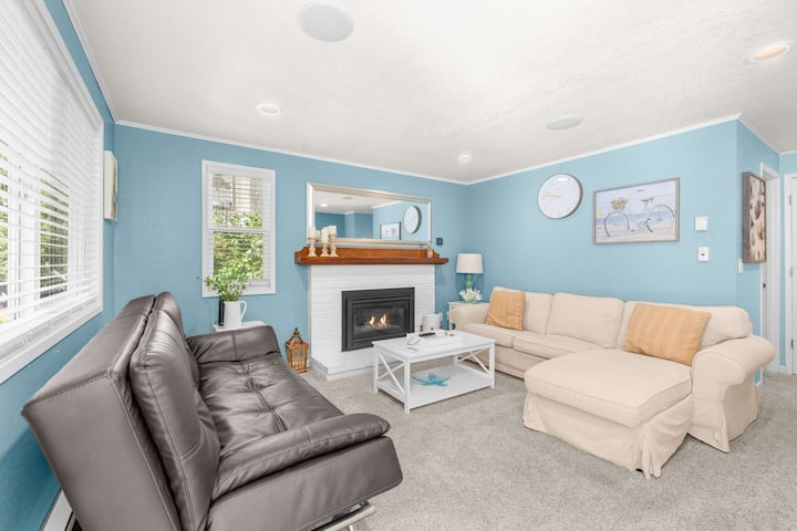 Modern House Blocks To Beach Near Golf - Depoe Bay, OR