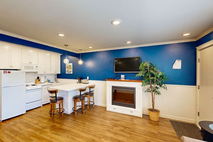 Modern Dog-friendly Condo Next To Beach - Neskowin, OR