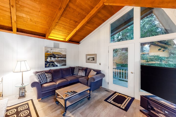 Lakefront House W/ Private Dock, Firepit, And Suns - リンカーン・シティ, OR