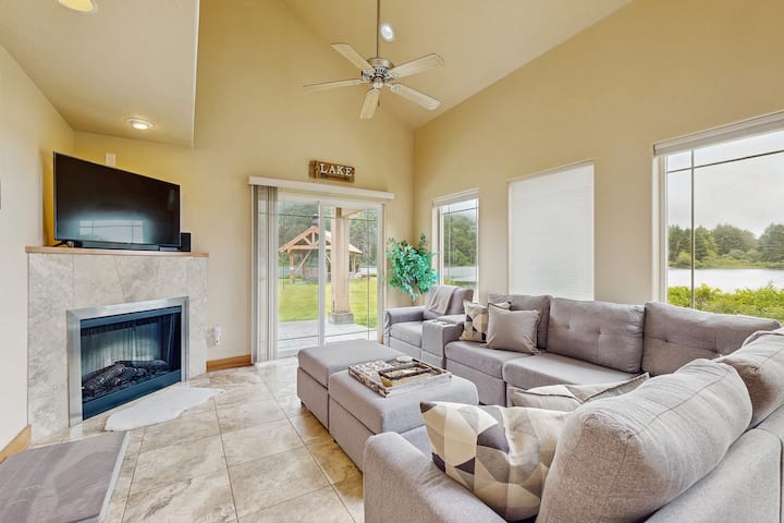 Lakefront Townhouse W/ Kayaks & Dock - Dogs Ok - Rockaway Beach, OR