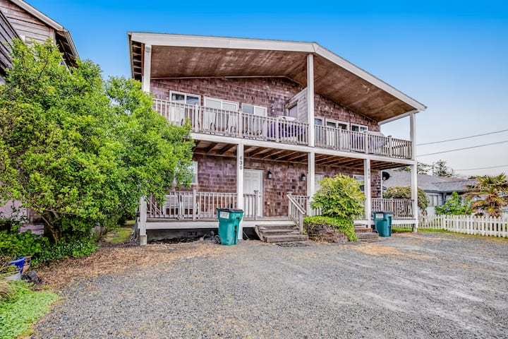Home Across Beach W/ Ocean Views - Dogs Ok - Rockaway Beach, OR