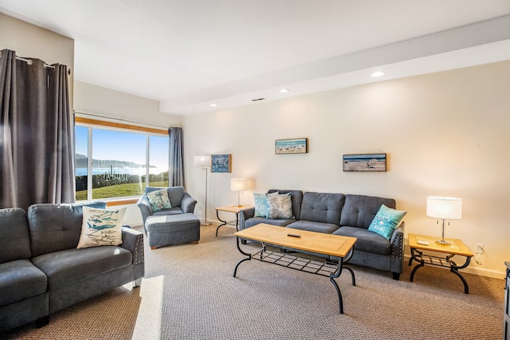 Inviting Condo Near Beach And Town With Fireplace - Depoe Bay, OR