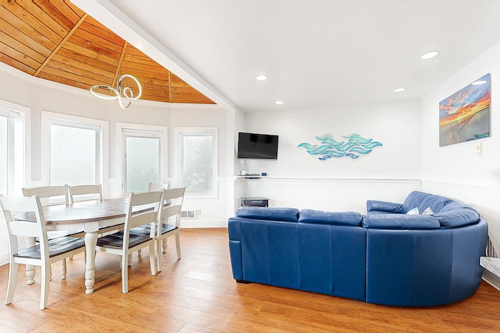 Dog-friendly Castle W/ Ocean Decks Near Beach - Oceanside, OR