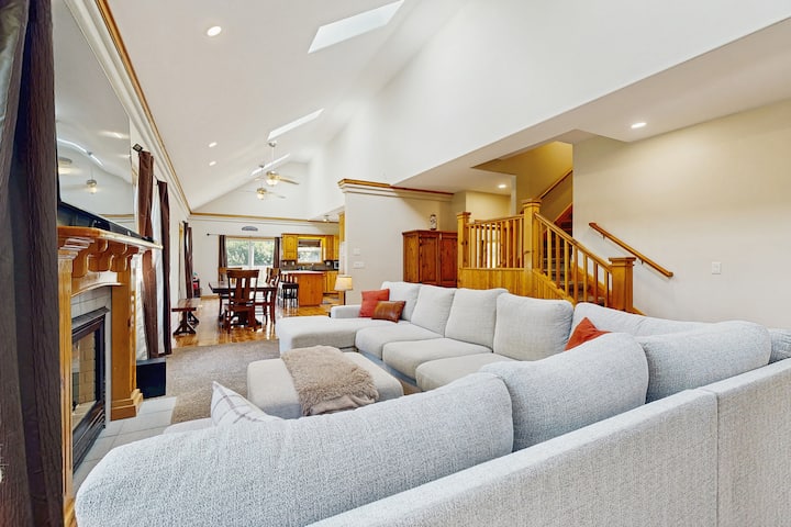 Expansive Family Home W/ Hot Tub Near Beach - Lincoln City, OR