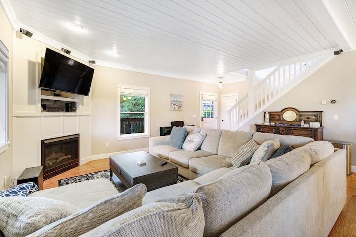 Family Home W/ Game Room, Wifi & Hot Tub - Lincoln City, OR