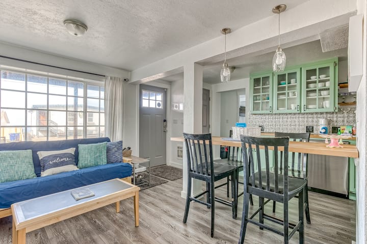 Ground-floor Condo 1 Block From The Beach With Pri - Lincoln City, OR