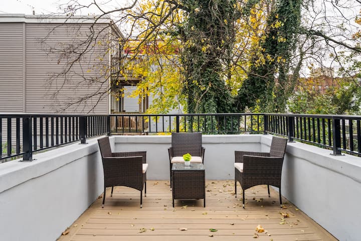 2br Modern Urban Escape · Balcony + Sleeps 6 - Jersey City, NJ