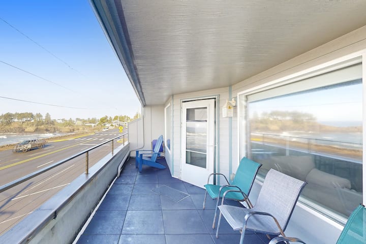 Dog-friendly Waterfront Loft W/ Ocean Views - Depoe Bay, OR