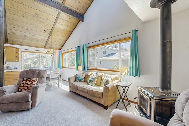 Home Near Beach W/ Furnished Deck & Firepit - Rockaway Beach, OR