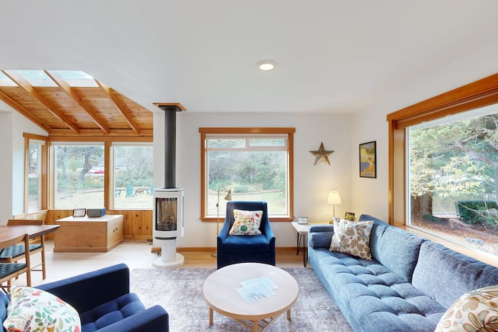 Dog-friendly Home Near Beach W/ Patio & Wifi - Manzanita, OR