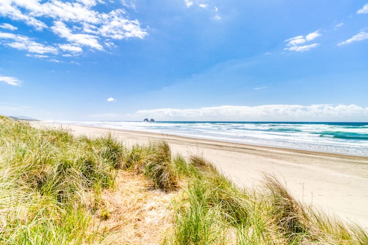 Home W/ Ocean View Near Beach & Town - Rockaway Beach, OR