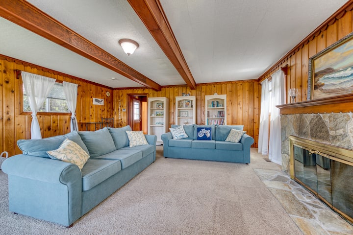 Convenient Home With Ocean View And Great Location - Rockaway Beach, OR