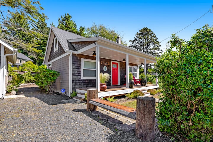 House With Serene Porch, Walk To The Beach - Lincoln City, OR