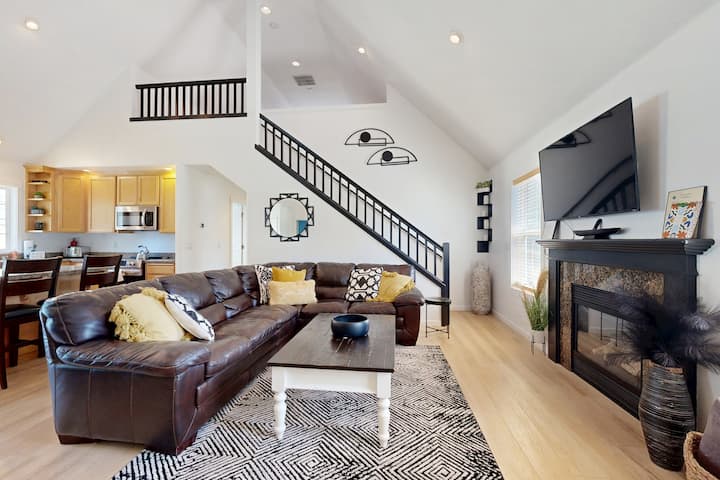 Cottage Near The Beach With Hot Tub, Gas Fireplace - Pacific City, OR