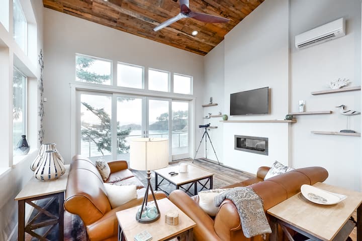 Oceanfront Retreat W/ Deck & Wifi - Dogs Ok - Depoe Bay, OR
