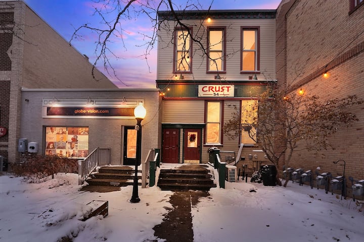 Bright 3-bedroom Downtown Holland Apartment - Holland, MI