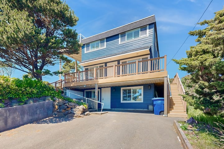 Eclectic Home W/ 360 Views, Hot Tub & Game Room - Lincoln City, OR