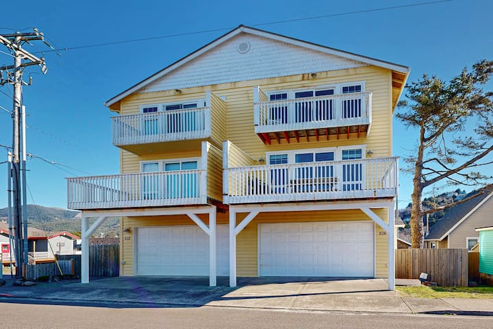 Dog-friendly Townhouse Across Beach W/ Wifi - Rockaway Beach, OR