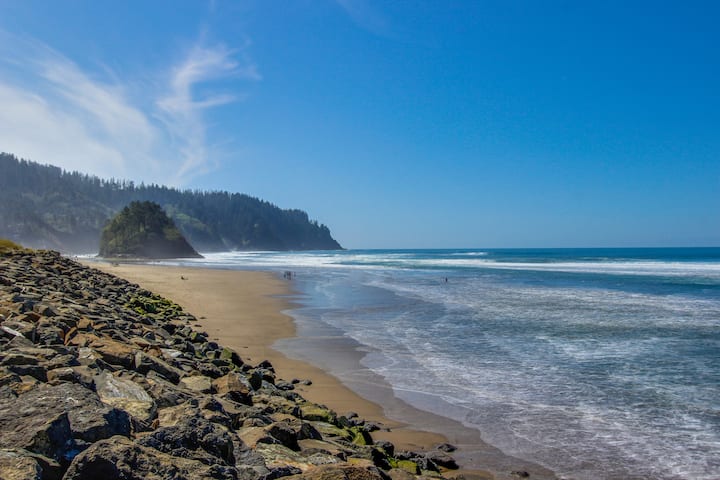 Dog-friendly Oceanfront Condo W/ Views - Neskowin, OR