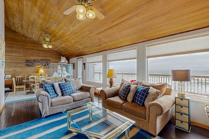 Dog-friendly Home With Oceanfront Location & Firep - Depoe Bay, OR