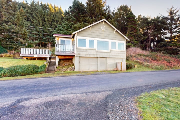 Dog-friendly Cottage W/ Ocean Views - Depoe Bay, OR