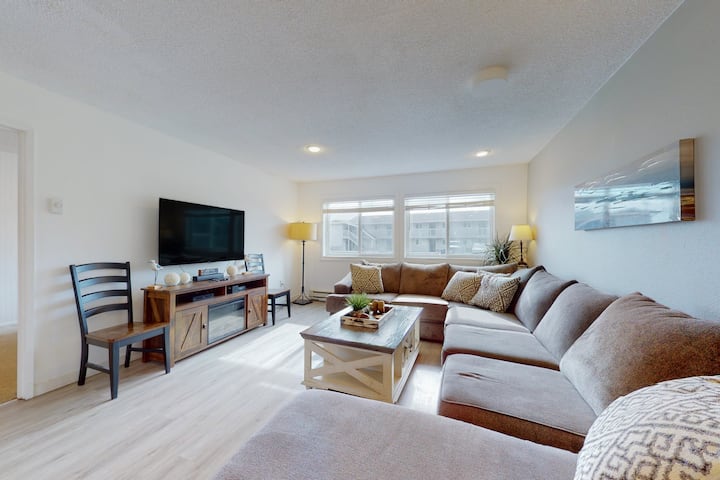 Dog-friendly Beach House W/ Two Full Kitchens, A P - Rockaway Beach, OR