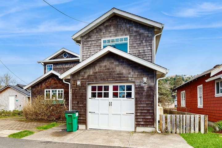Dog-friendly Beach Home W/ Hot Tub & Arcade - Manzanita, OR