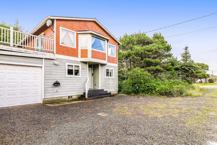 Dog-friendly Home W/ Deck & Yard Near Beach - Rockaway Beach, OR