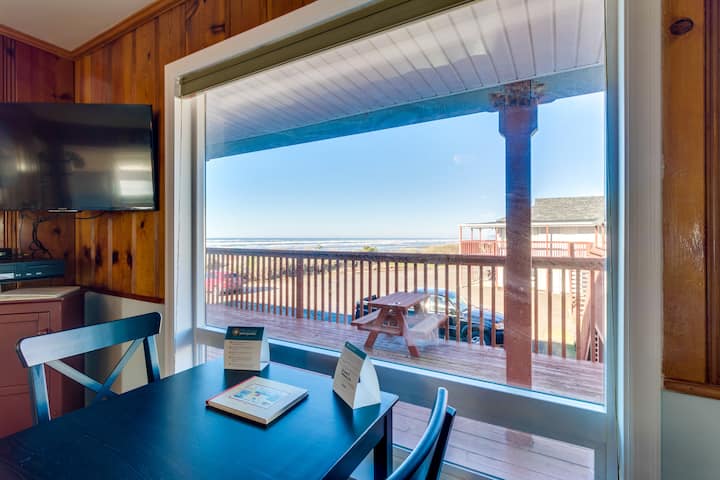 Dog-friendly Waterfront Condo W/ Ocean Views - Rockaway Beach, OR