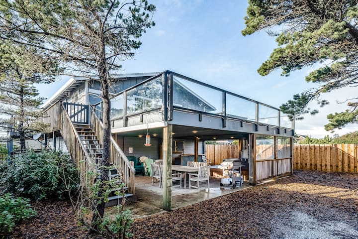 Family House W/ Ocean View & Hot Tub - Depoe Bay, OR